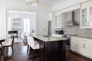 Apartamento grand, 1 quarto (Self Check-in with Virtual Front Desk) | Cozinha privada | Geladeira grande, micro-ondas, fogão, cooktop