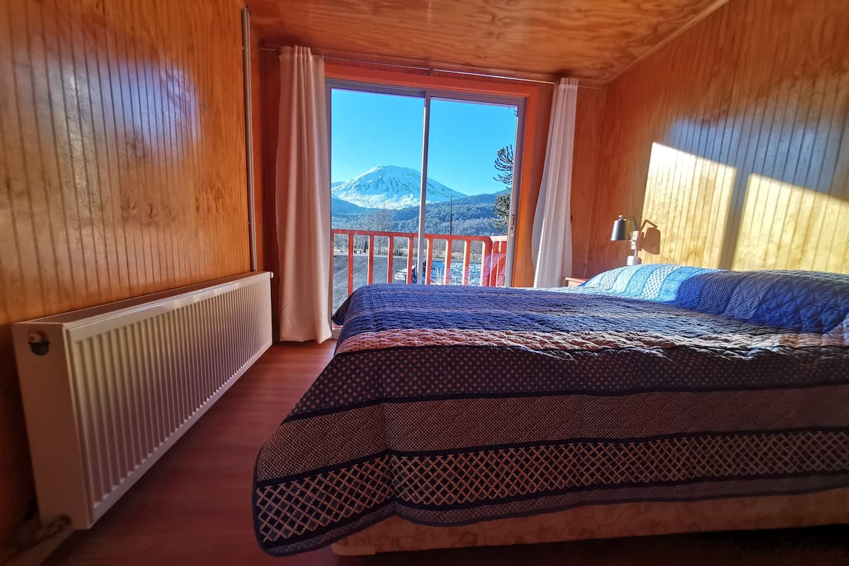Quarto casal, sacada, vista para a montanha | Wi-Fi de cortesia, roupa de cama