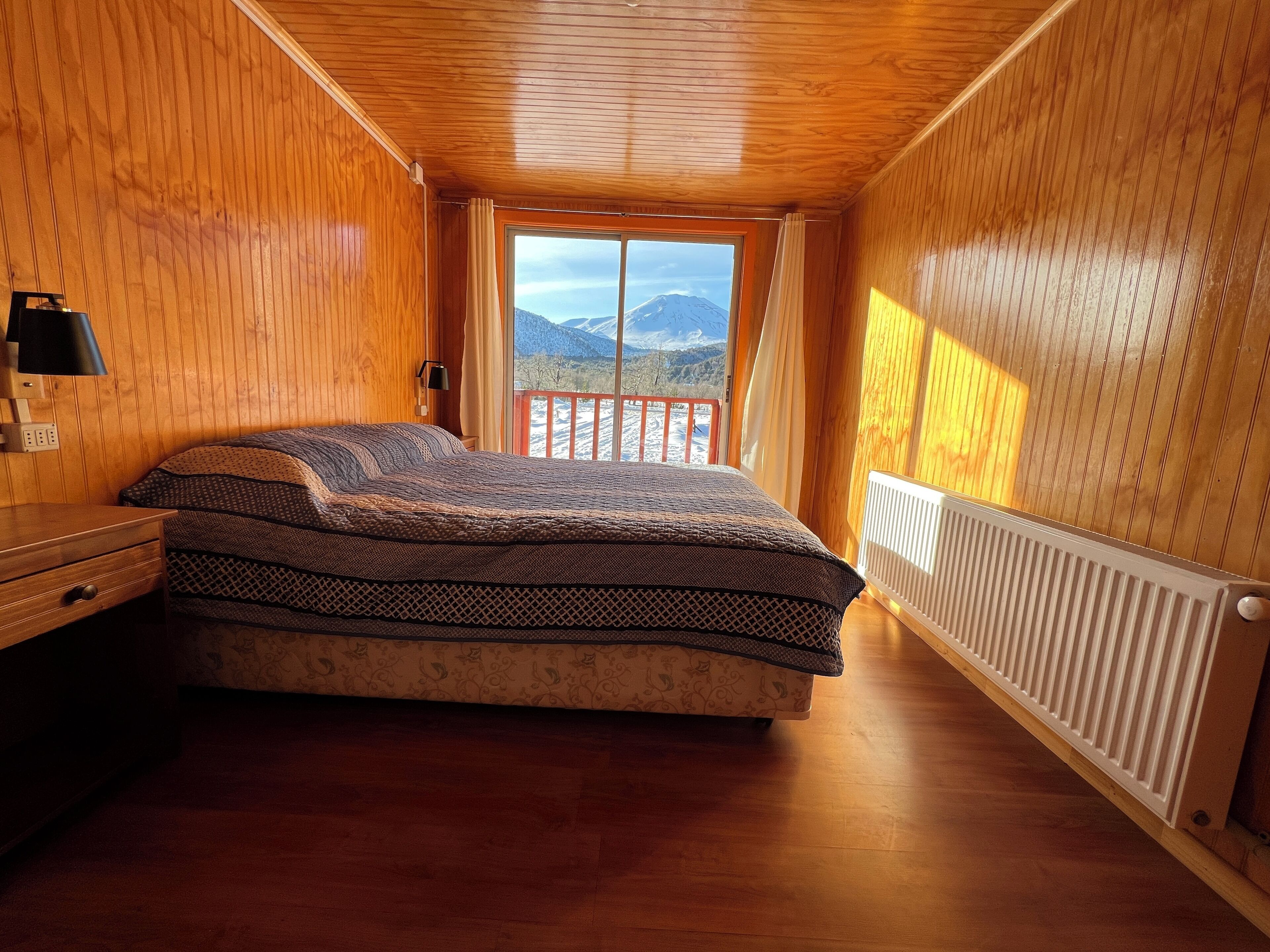 Quarto casal, sacada, vista para a montanha | Wi-Fi de cortesia, roupa de cama