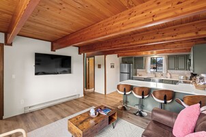 Casa, 2 quartos, cozinha | Área de estar | Smart TV 52 polegadas com canais digitais, Netflix, Hulu