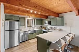 Casa, 2 quartos, cozinha | Área de estar | Smart TV 52 polegadas com canais digitais, Netflix, Hulu