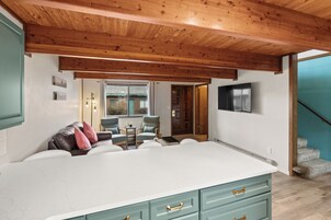 Casa, 2 quartos, cozinha | Área de estar | Smart TV 52 polegadas com canais digitais, Netflix, Hulu