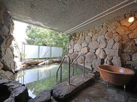 Banheira e chuveiro separados, produtos de toalete grátis