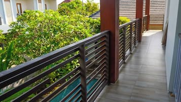 Quarto casal luxo, sacada, vista para a piscina | Terraço/pátio