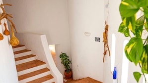 Uma escadaria com ladrilhos de barro que leva a um patamar.