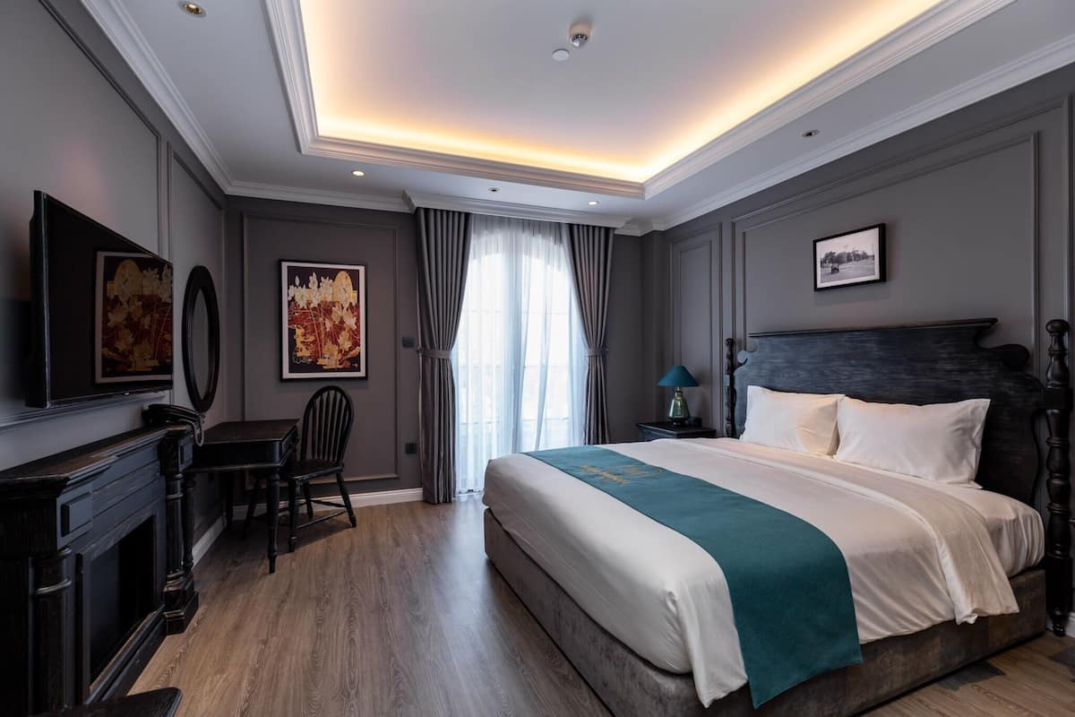 Minibar grátis, secretária, Wi-fi grátis, roupa de cama fornecida