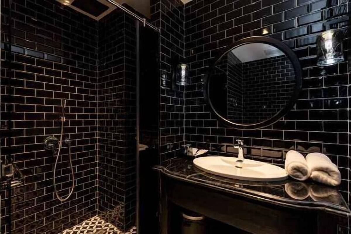 Casa de banho | Um polibã, um chuveiro de hidromassagem, produtos de higiene exclusivos