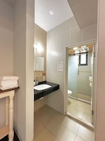 Quarto Quádruplo | Casa de banho | Um polibã, um secador de cabelo, toalhas fornecidas, champô