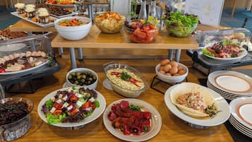 Pequeno-almoço tipo buffet diário (10 EUR por pessoa)