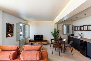 Two Bedroom Apartment Heated Plunge Pool | Cofre no quarto, quartos insonorizados, ferro/tábua de engomar 