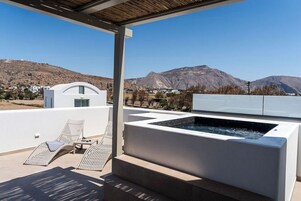 One Bedroom Apt Heated Tub and Loungers | Banheira de hidromassagem privativa