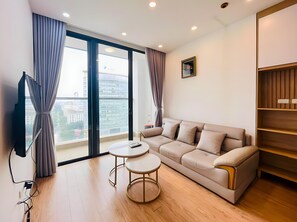 Apartamento grand, 3 quartos, sacada, vista para a cidade | Sala de estar | Smart TV 60 polegadas com canais a cabo, filmes pagos