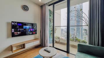 Apartamento Deluxe, 2 quartos, varanda, Vista para a cidade (High Floor (15th floor above)) | Sala de estar | Smart TV de 60 polegadas com canais por cabo, filmes pagos