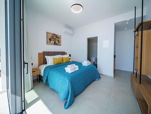 Roupas de cama antialérgicas, cofres nos quartos, cortinas blackout
