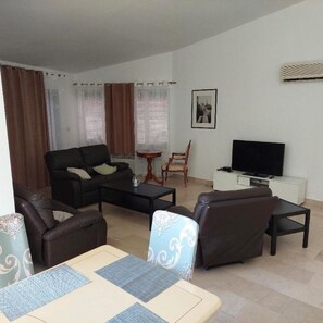 Apartamento (Three Bedroom Apartment with Terrace) | Sala de estar | TV de tela plana 32 polegadas com canais via satélite