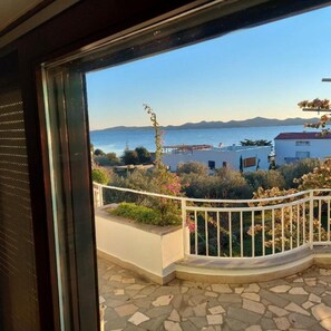 Apartamento (Three Bedroom Apartment with Terrace) | Terraço/pátio