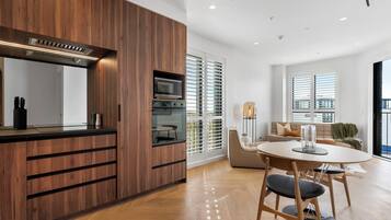 Apartamento Superior, varanda | Cozinha partilhada | Um frigorífico/congelador grande, um micro-ondas, um forno