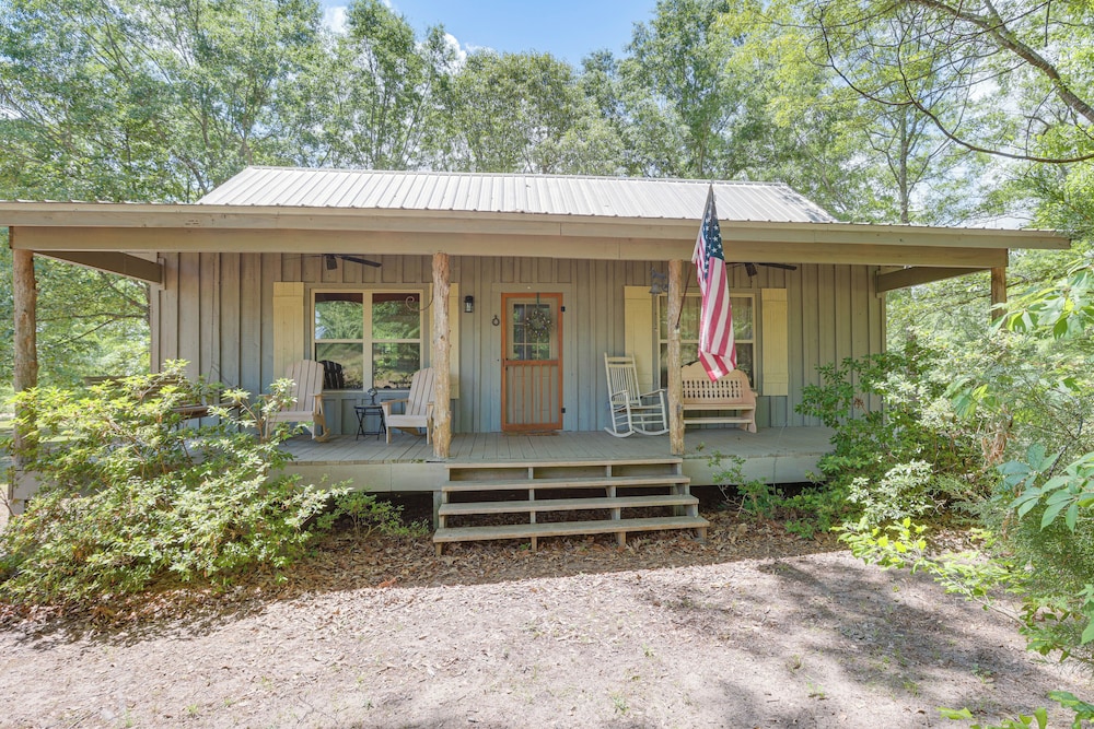 Charming Lawley Cottage: Deck, Fire Pit & Yard! - Alabama