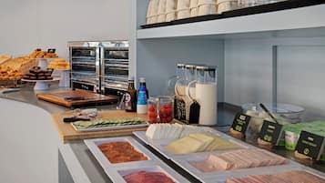 Buffet com diversos alimentos e acompanhamentos.