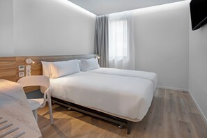 Quarto duplo básico | Cofres nos quartos, Wi-Fi de cortesia