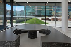 Área de estar no saguão