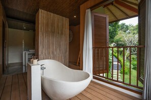Three Bedroom Private Pool Villa | Casa de banho | Artigos de higiene pessoal grátis, um secador de cabelo, roupões 