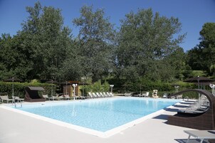 Piscina externa sazonal, funciona das 10h às 18h, guarda-sóis