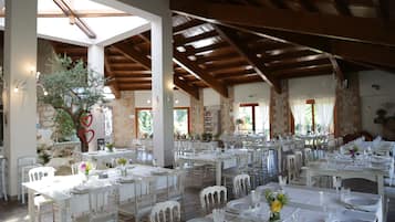 Café da manhã com pratos da culinária local grátis todos os dias