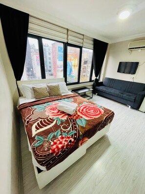 Estúdio Comfort, Vista para a cidade | Sala de estar | Televisor