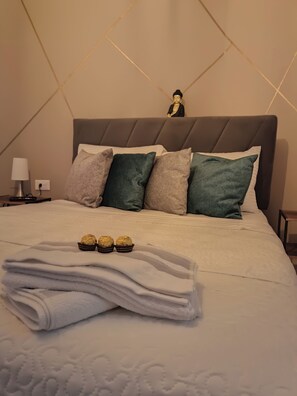 Quarto casal clássico, 1 quarto | Camas com colchões de espuma com sistema de memória, frigobar