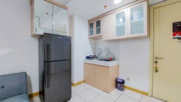 Apartamento | Cozinha privada | Um frigorífico, uma placa de cozinha, uma panela elétrica de arroz
