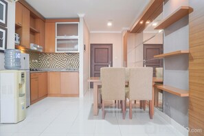 Apartamento | Cozinha privada | Um frigorífico, uma placa de cozinha 