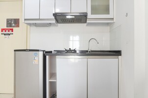 Apartamento | Cozinha privada | Geladeira, cooktop, chaleira elétrica