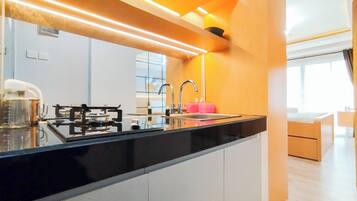 Estúdio | Cozinha privada | Um frigorífico, uma placa de cozinha, uma chaleira elétrica