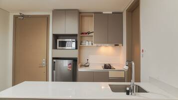 Apartamento | Cozinha privada | Um frigorífico, um micro-ondas, uma placa de cozinha