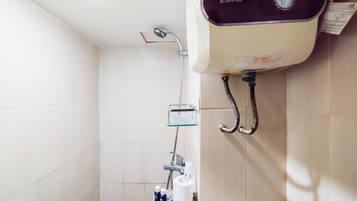 Estúdio | Casa de banho | Um polibã, toalhas fornecidas, sabão, champô