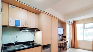 Cozinha moderna com armários de madeira, fogão a gás e máquina de lavar louça embutida.