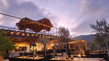 2 restaurantes, café da manhã, local e internacional