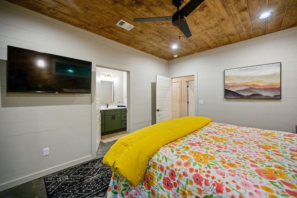 Pining For You · Secluded Gem: Ping Pong | Hot Tub | Spacious Deck - McCurtain County | Vrbo