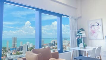 Apartamento superior, 1 cama King e sofá-cama, vista para o mar | Vista para a cidade