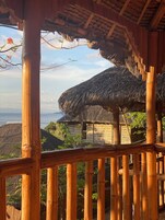 Dormitório Partilhado Básico, em dormitório misto, vista para o oceano | Terraço/pátio interior