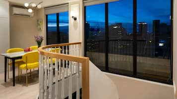Cobertura com design assinado, 2 quartos, sacada, vista parcial para o mar | Opções para refeição no quarto