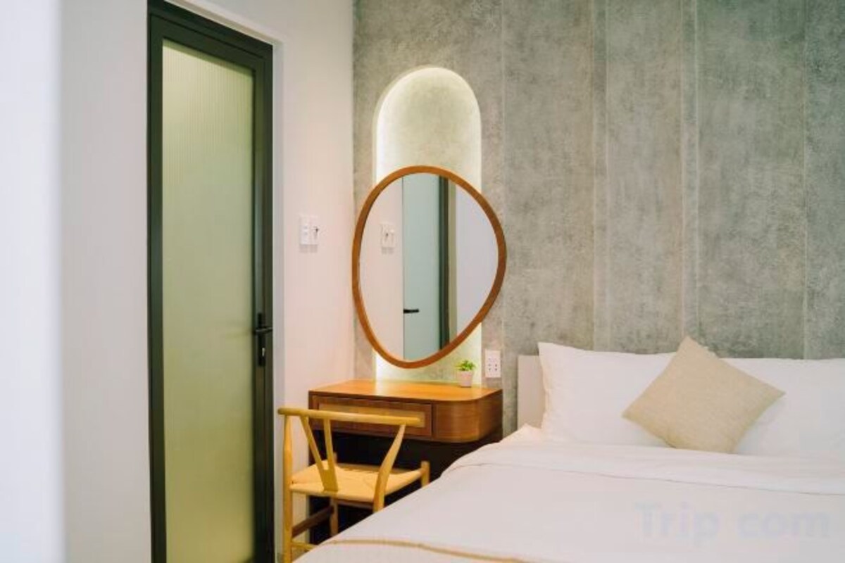 Roupas de cama premium, escrivaninha, quartos à prova de som