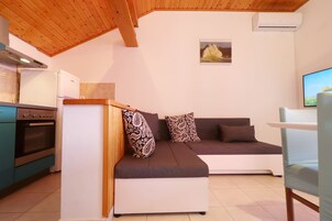Apartamento (Standard Two Bedroom Apartment) | Sala | Televisor de ecrã plano de 32 polegadas com canais digitais 