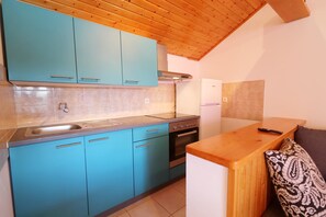 Apartamento (Standard Two Bedroom Apartment) | Cozinha privada | Geladeira