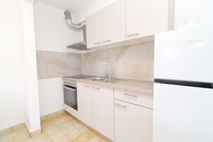 Apartamento (Comfort Two Bedroom Apartment) | Cozinha privada | Um frigorífico 
