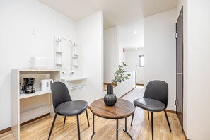 Apartamento de Luxo, não fumadores (Type C) | Cozinha privada | Um frigorífico/congelador grande, um micro-ondas, uma placa de cozinha 