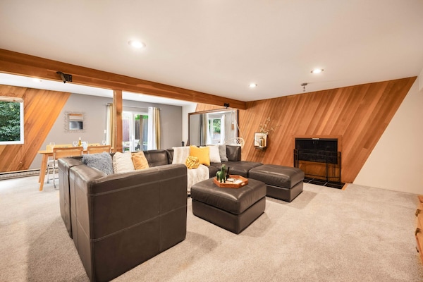 Kirkland Oasis: Chic Basement Retreat With Hot Tub - Kirkland, WA