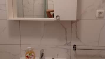 Apartamento (Two bedroom apartment with Terrace) | Casa de banho | Um polibã, toalhas fornecidas
