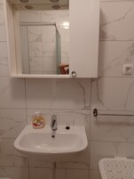 Apartamento (Two bedroom apartment with Terrace) | Casa de banho | Um polibã, toalhas fornecidas